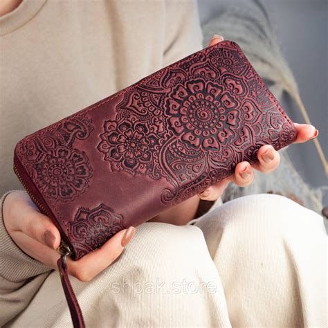 Купити Шкіряний клатч на блискавці жіночий з орнаментом тисненням Квітковий Сад бордовий