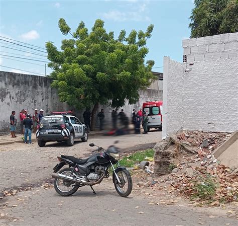 Motociclista por aplicativo é morto a tiros enquanto aguardava corrida