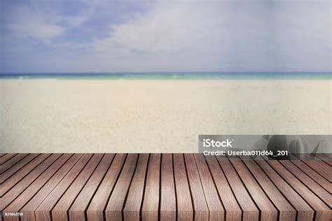 나무 테이블 상단 파란색 여름 바다를 점화에 Bokeh 배너 배경 물디스플레이에 사용할 수 있습니다 또는 귀하의 제품을 몽타주