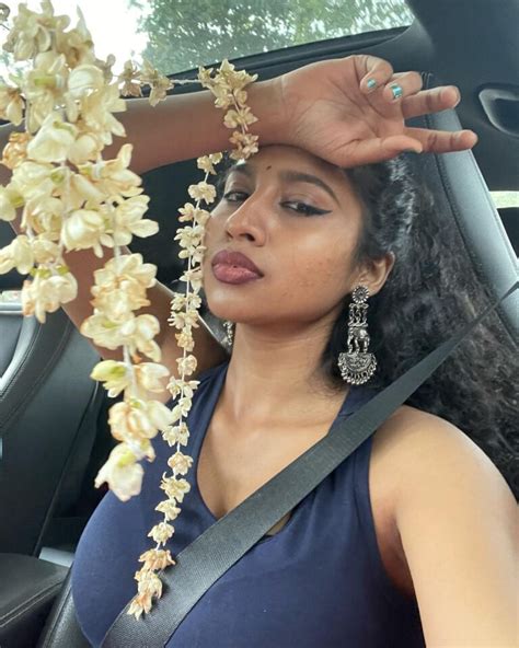 Anjana Mohan Spicy Cleavage Exposed In Sleeveless Tops In Car Glamsundari In