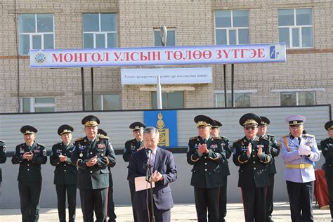Зэвсэгт хүчний 013 дугаар ангийг Цэргийн гавьяаны улаан тугийн одонгоор