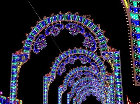 무료 이미지 나무 눈 겨울 건축물 밤 건물 늙은 시티 도시 풍경 관광객 어두운 황혼 축하 저녁 어스름 가게 광장 휴일 인간의 끌어 당김