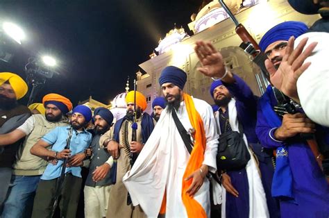 Amritpal Singh With His Associate Lovepreet Toofan Visits Golden Temple
