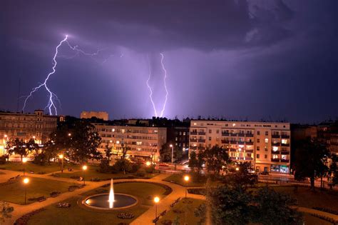Gwałtowne burze nad Polską To będzie trudna noc Pogoda w INTERIA PL