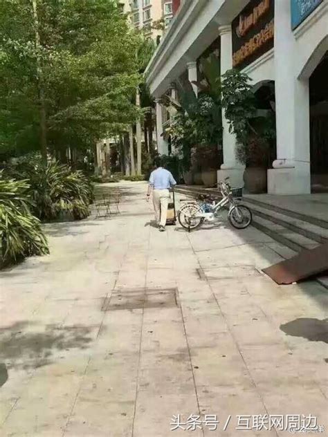 順豐總裁王衛和快遞員一起在小區派件、馬化騰住在該小區 每日頭條
