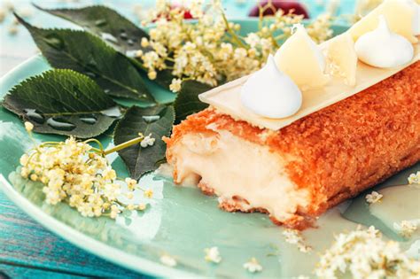 신선한 차가운 난쟁이 노인 주스 달콤하고 맛있는 음식 신선한 여름 배경과 함께 초콜릿 또는 달콤한 이탈리아 Profiteroles로 스쳐 지나간 프랑스 Éclair 가득