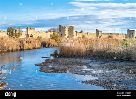 Les Remparts Sud Daigues Mortes En Camargue Vus Dune Promenade Qui