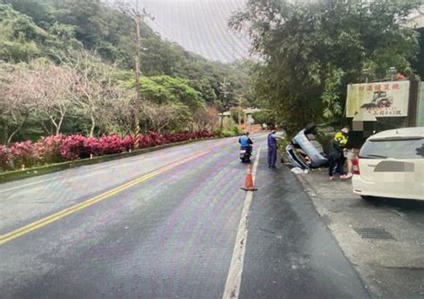 小客車下坡彎道失控自撞 警獲報火速到場救援 蕃新聞