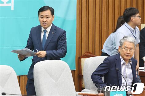 자리로 향하는 김관영 신임 원내대표