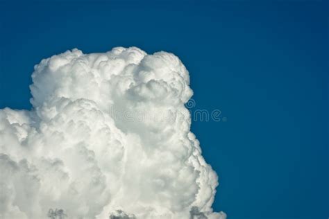 синь заволакивает белизна неба Стоковое Фото изображение