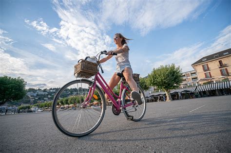 행복 도시에 호수와 자연에서 즐기는 여름 쾌활 한 여자 승마 자전거 도시에 대한 스톡 사진 및 기타 이미지 도시 스위스 스위스 문화 Istock