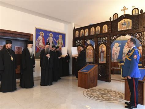 Патријарх Порфирије уручио Гарди Војске Србије иконе из манастира Ковиљ