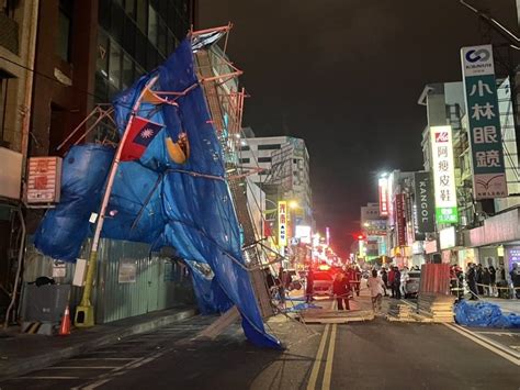 花蓮鬧區大樓鷹架疑不敵強風倒塌1人受傷 路過駕駛險遭殃：生死一瞬間 社會萬象 社會 聯合新聞網