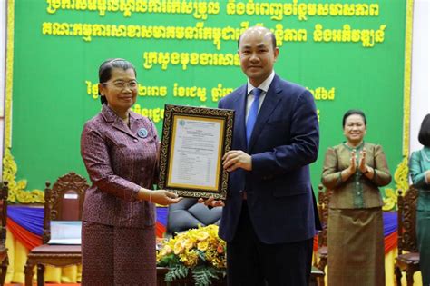 សម្តេចកិត្តិសង្គហបណ្ឌិត ម៉ែន សំអន លើកទឹកចិត្តស្ត្រីកម្ពុជាឱ្យចូលរួមថែរក្សាសន្តិភាព