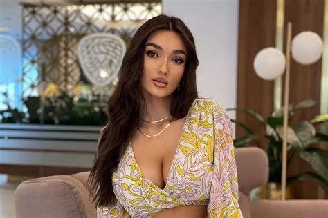 Val de comentarii după ce Viviana Sposub s a afișat cu burtica de