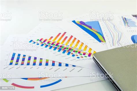 보고서 준비 파란색 그래프 및 차트 사업 보고서 및 회색 반사 배경에 문서 더미 0명에 대한 스톡 사진 및 기타 이미지 0명 개념 개념과 주제 Istock