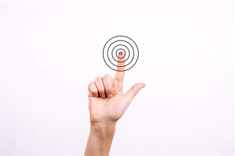남자의 손은 흰색 배경에 고립 제스처 가리키기 엄지 손가락 위로 선택 누르기 표시 가리키기에 대한 스톡 사진 및 기타 이미지