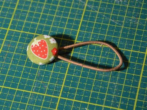 DIY Anleitung Haargummi Mit Knop Diy Tutorial How To Craft A Button Hair Tie Via DaWanda
