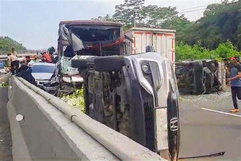 Foto Kecelakaan Beruntun Di Tol Cipularang Arah Jakarta Libatkan 10