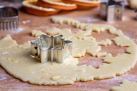 모양에서 밖으로 절단 준비 전통적인 Linzer 크리스마스 쿠키 반죽에 밖으로 압 연 강림절에 대한 스톡 사진 및 기타 이미지