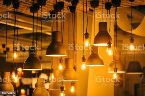 레트로 산업 로프트 스타일 거는 텅스텐 램프 전구 장식 오래 된 빈티지 현대 홈 0명에 대한 스톡 사진 및 기타 이미지 0명 구 기업 재무와 산업 Istock