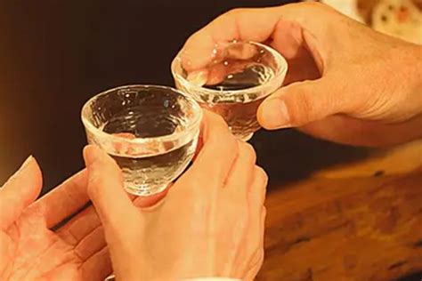 男子连喝2场酒死亡6酒友赔27万 喝酒要适量婚姻学堂