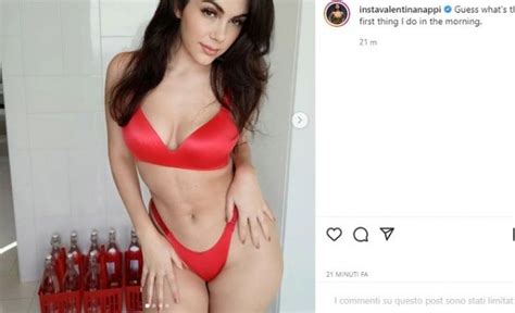Valentina Nappi In Intimo Rosso Le Curve Sono Irresistibili
