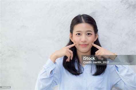 회색 시멘트 텍스처 그런 지 벽 바탕에 아름 다운 젊은 아시아 여성 행복 서 터치 뺨의 초상화 사업가 콘크리트 사업 사람들