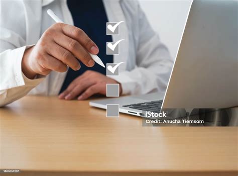 펜을 사용하여 Iso 개념의 품질 관리 보증을 위한 체크리스트에 올바른 기호 표시를 표시하는 사업가 비즈니스 성과 체크리스트