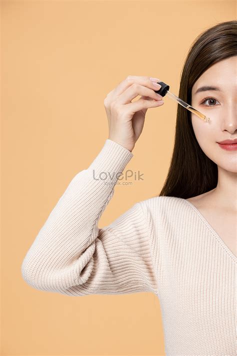 얼굴에 세럼을 바르는 여성 사진 무료 다운로드 Lovepik