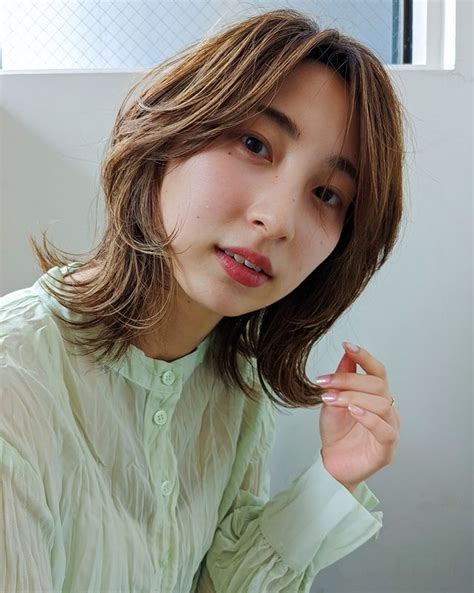 大人女性に似合うミディアムの髪型《2023春夏》最新のおしゃれヘアをレクチャー Folk