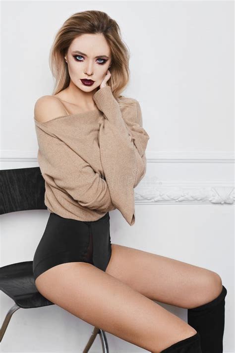 Sexy Blonde Modelmeisje Met Diepe Blauwe Ogen Met Perfect Lichaam En