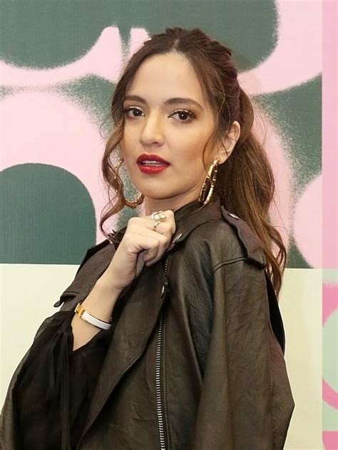 7 Gaya Nia Ramadhani Tanpa Makeup Cantik Alami Hot