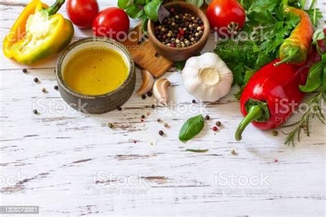 조미료 배경 나무 테이블에 신선하고 건조한 허브 향신료 올리브 오일 및 야채 공간을 복사합니다 0명에 대한 스톡 사진 및 기타 이미지 Istock