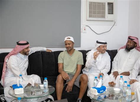بالصور مجلس إدارة نادي الهلال يزور اللاعب السابق خميس العويران