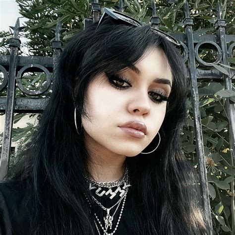 Tara Yummys Makeup Idk How She Does It So Precise Lmao R Alternative Makeup