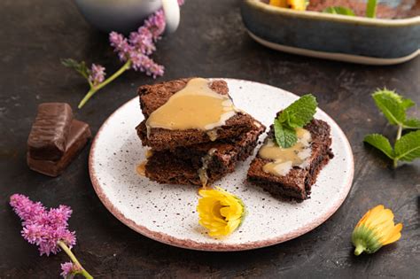 캐러멜 소스를 곁들인 초콜릿 브라우니와 블랙 콘크리트에 커피 한 잔 측면보기 0명에 대한 스톡 사진 및 기타 이미지 0명 검은색 꽃 식물 Istock