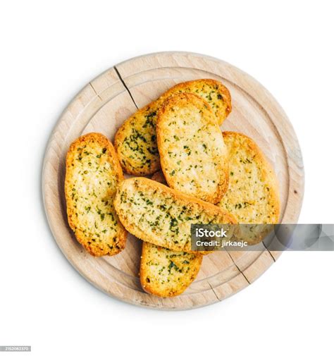 마늘 파삭 파삭 한 빵 조각은 흰색 배경에 고립 된 도마에 허브를 얹었습니다 Comfort Food에 대한 스톡 사진 및 기타 이미지 Comfort Food 가꿔주기