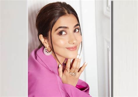 Kisi Ka Bhai Kisi Ki Jaan थियेटर पहुंचते ही खुशी से चहकीं Pooja Hegde