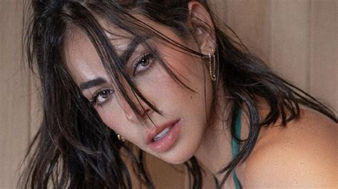 Cruz Azul Daniela Fainus Luce Su Silueta Modelando Ardiente Vestido