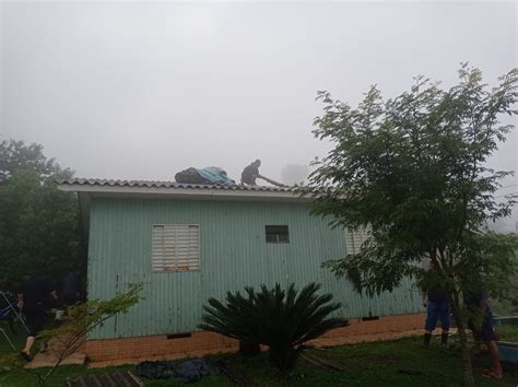 FOTOS Casas ficam destelhadas e escolas suspendem aulas após temporal em Saudades