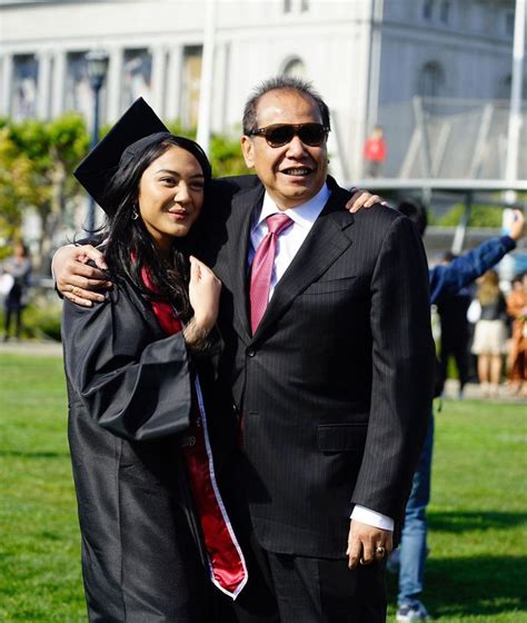9 Potret Kedekatan Putri Tanjung Dengan Sang Papa Bikin Iri
