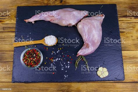 나무 테이블에 검은 슬레이트 도마에 향신료와 원시 토끼 다리 위쪽 보기 0명에 대한 스톡 사진 및 기타 이미지 0명 건강한