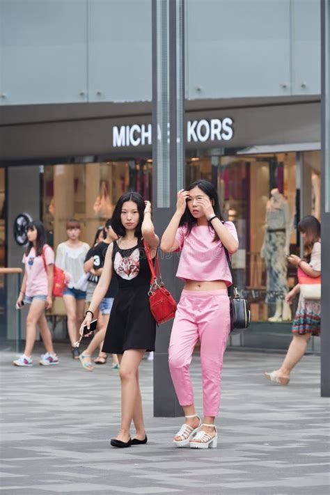 Модные девушки идут в торговый участок деревни Пекин Китай Редакционное Изображение