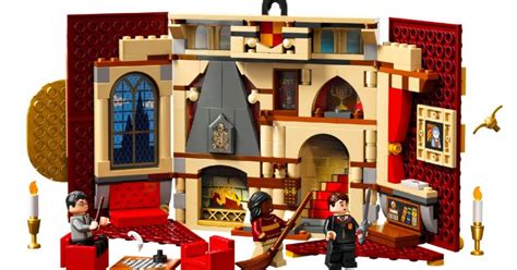 Explore The Gryffindor Common Room With LEGOs New Harry Potter Set