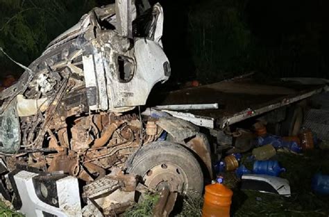 Motorista sobrevive após cabine de caminhão ser destruída