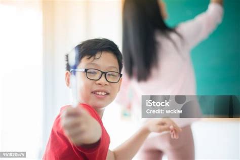 학생 및 교사와 학교 Stury에서 교실에서 행복 한 공부에 대한 스톡 사진 및 기타 이미지 공부 교사 교육 관련 직업