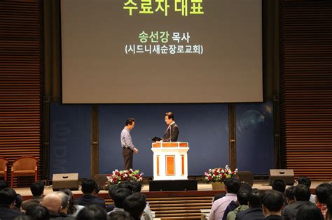 국제제자훈련원 수료증을 대표로 받고 계시네요 5일간 수고하셨습니다 수료식 수료증 대표자 이제진짜시작입니다 함께하겠습니다 Cal세미나 평신도를깨운다 제자