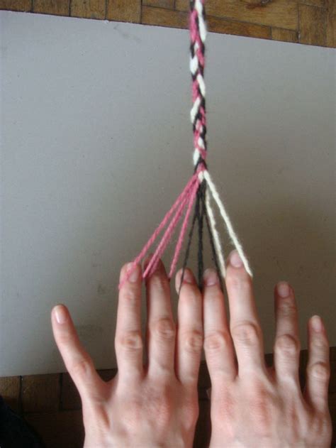 Finger Loop Braiding In Russia Kumihimo Patterns Finger Loops Crafts