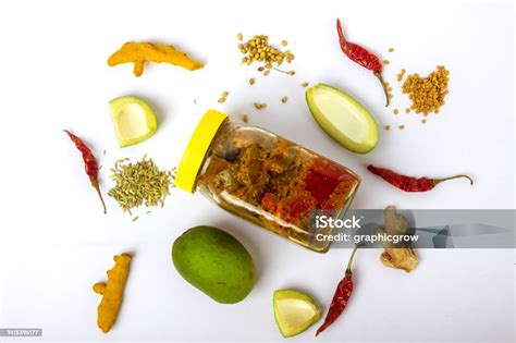 녹색 망고 조각이있는 인도 망고 피클 항아리와 흰색 배경에 갈색 그릇이있는 향신료 0명에 대한 스톡 사진 및 기타 이미지 0